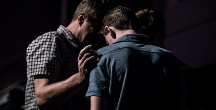 Joven se cura de esquizofrenia después de recibir Oración de sus padres ...