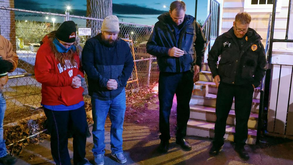 Comunidad de Wisconsin realiza vigilia de oración por las víctimas del ...