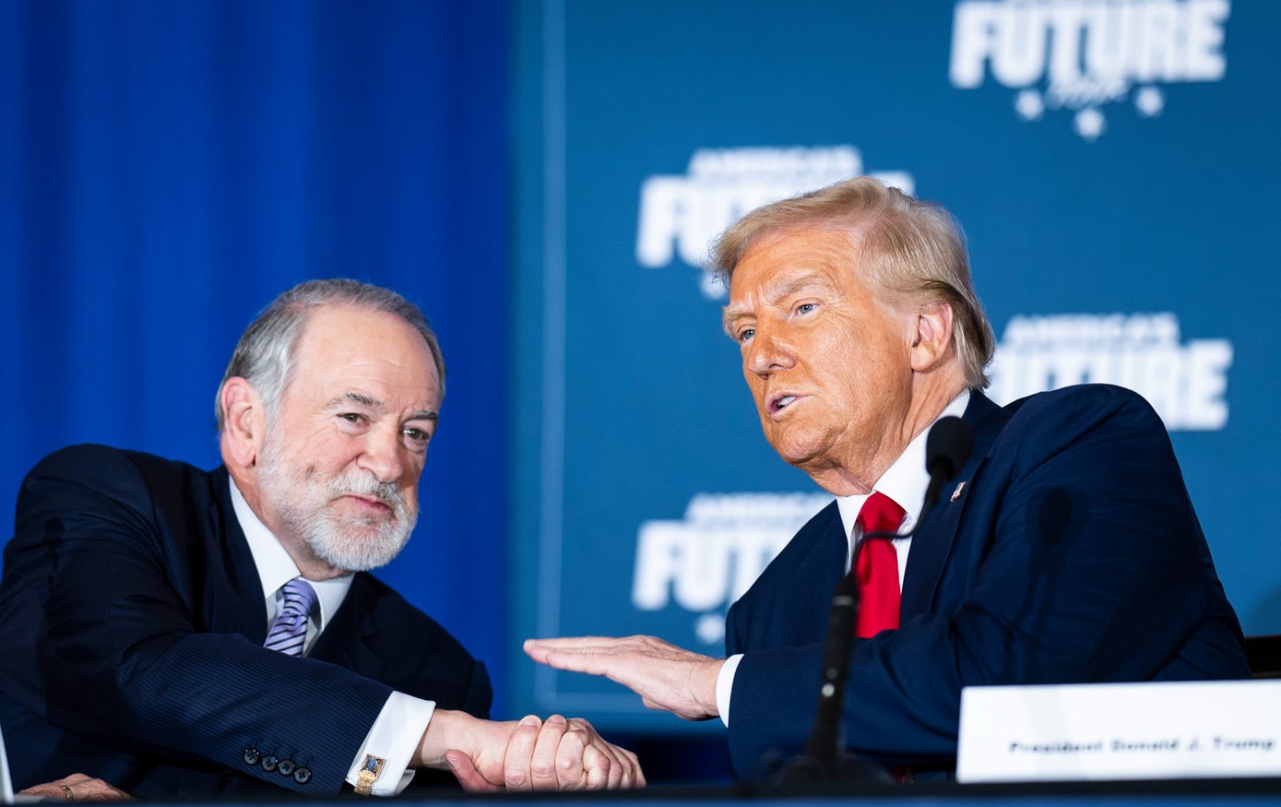 Huckabee insta a Trump a escuchar únicamente la voz de Dios ante el ...